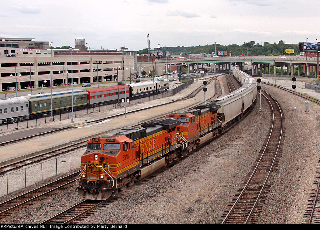 BNSF 5318 and 4132
